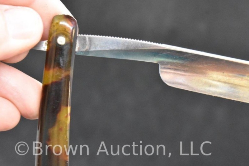 The JR Torrey Co. straight razor with tortoise shell scales