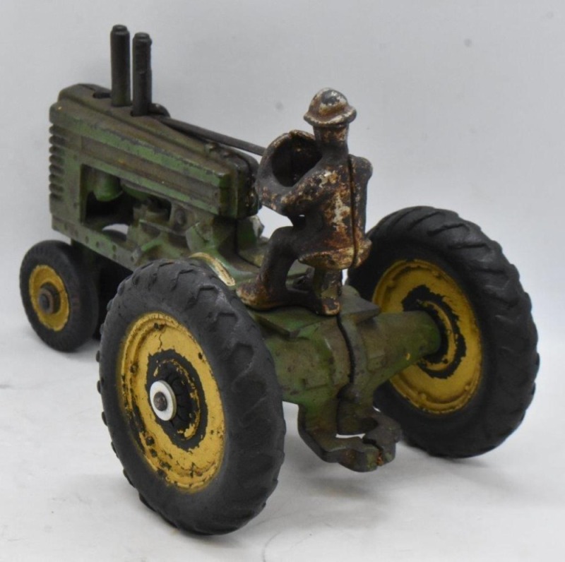 Arcade cast iron John Deere model A tractor, rubber tires, 7 l